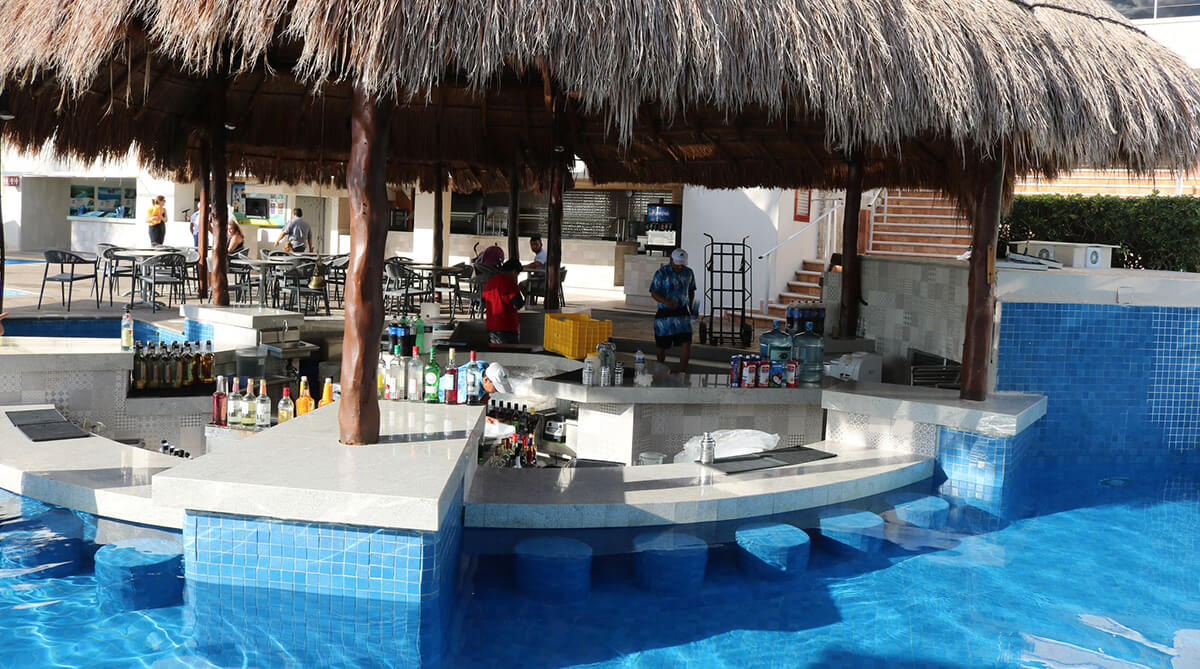 Swim up bar en Royal Solaris Cancun